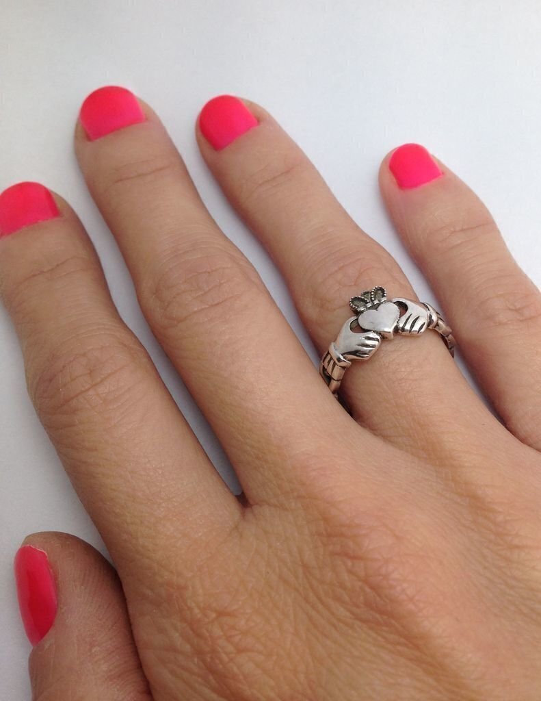 Anillo: Claddagh con cinta entrelazada - JoyasParaFans